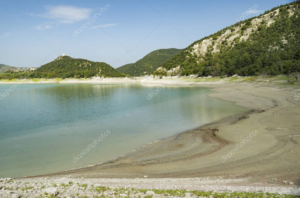 Lago Campotosto incrustado en el Parque Nacional Gran Sasso y Monti ...