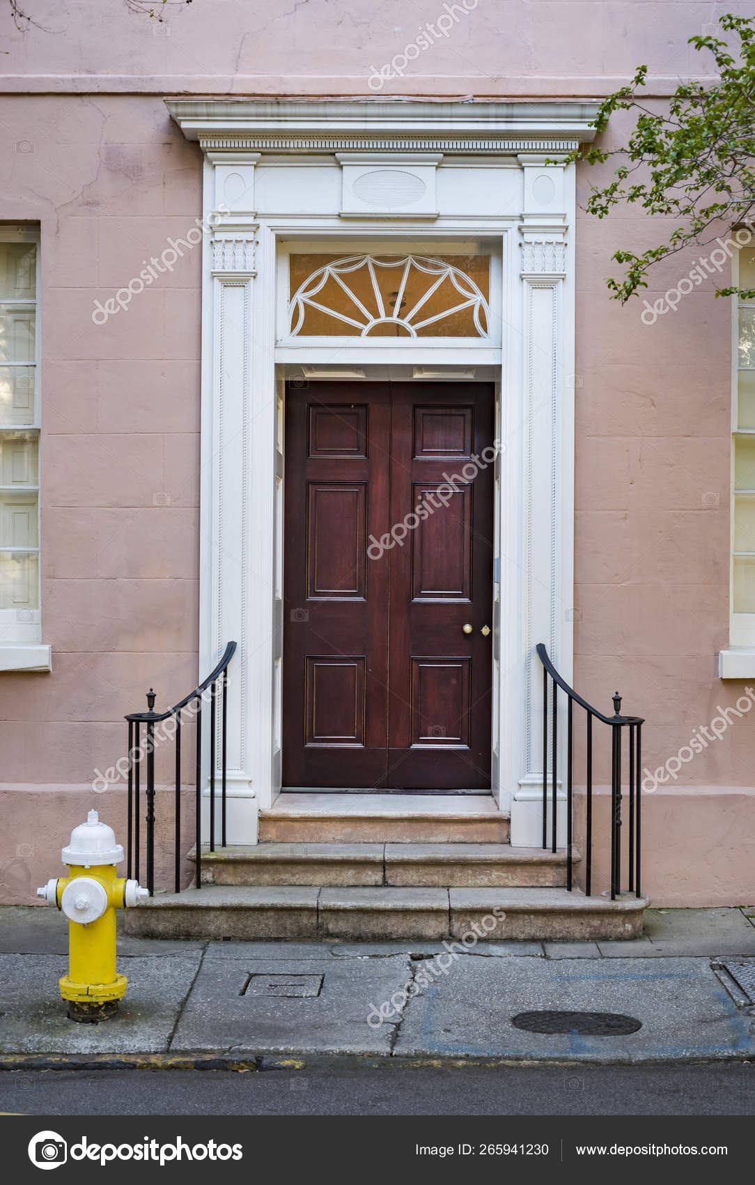 Front view of ancient house in Charleston city — Stock Photo © edella ...