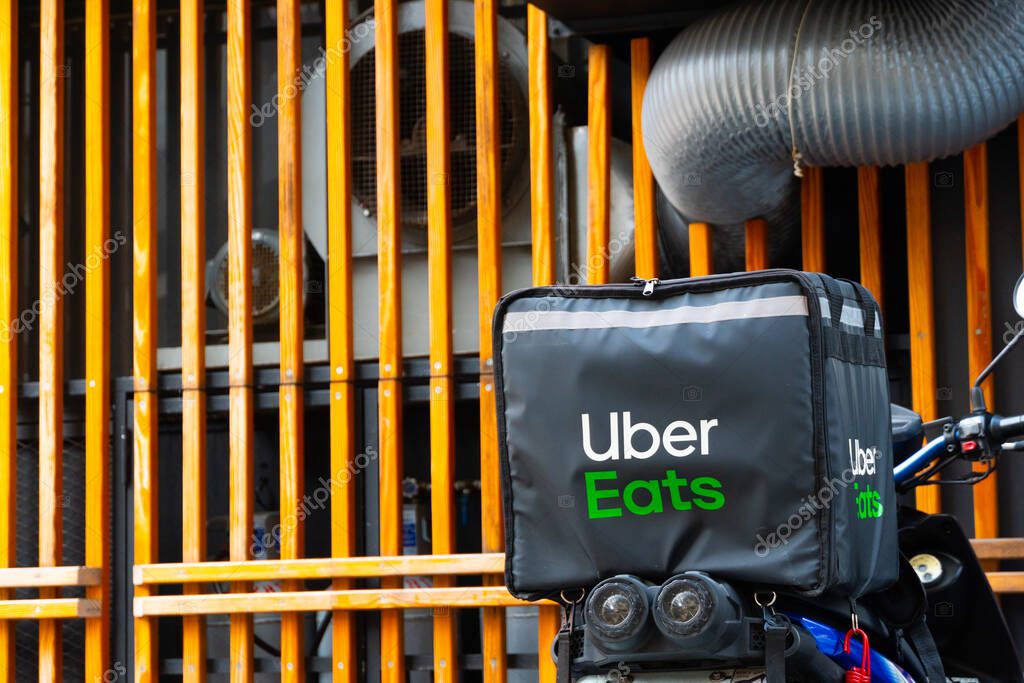 Taipei, Taiwán - junio de 2020: Uber Eats box en una motocicleta ...