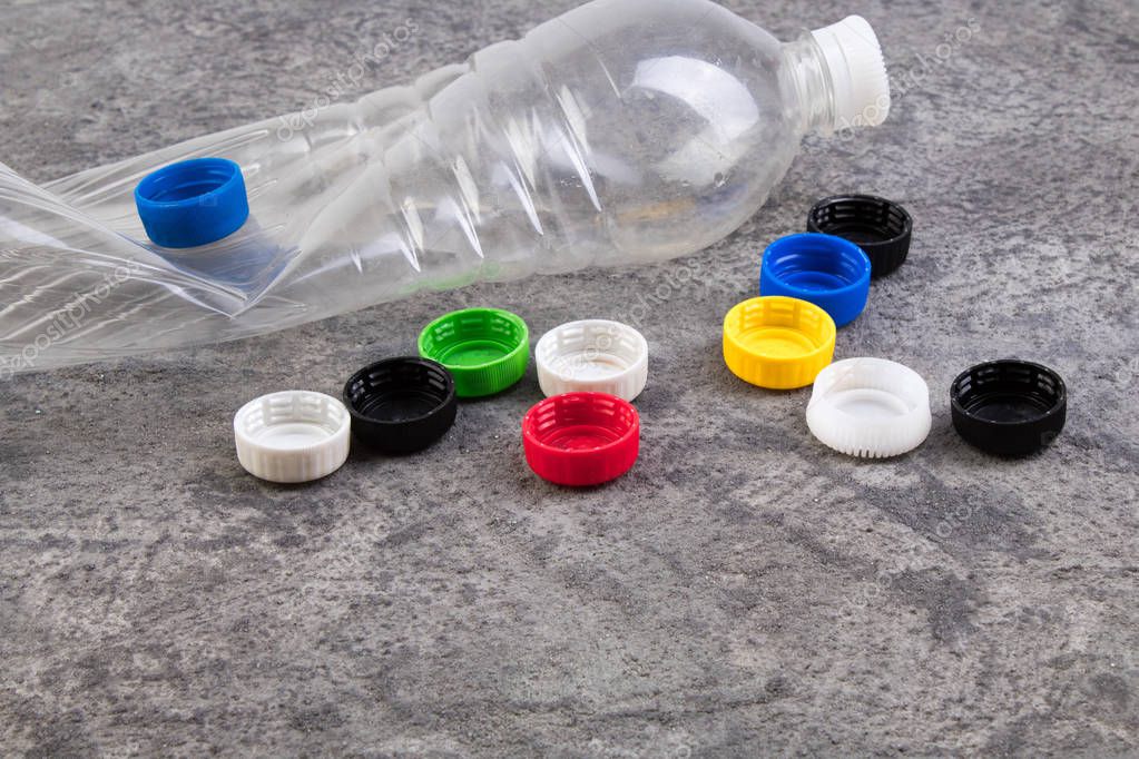 Un vac o utiliza botellas de pl stico, muchas cubiertas de pl stico en bitonny, fondo gris.El ...