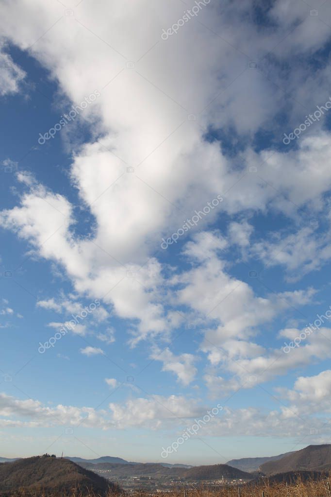 Fondo cielo azul, nubes brillantes y blancas 2022