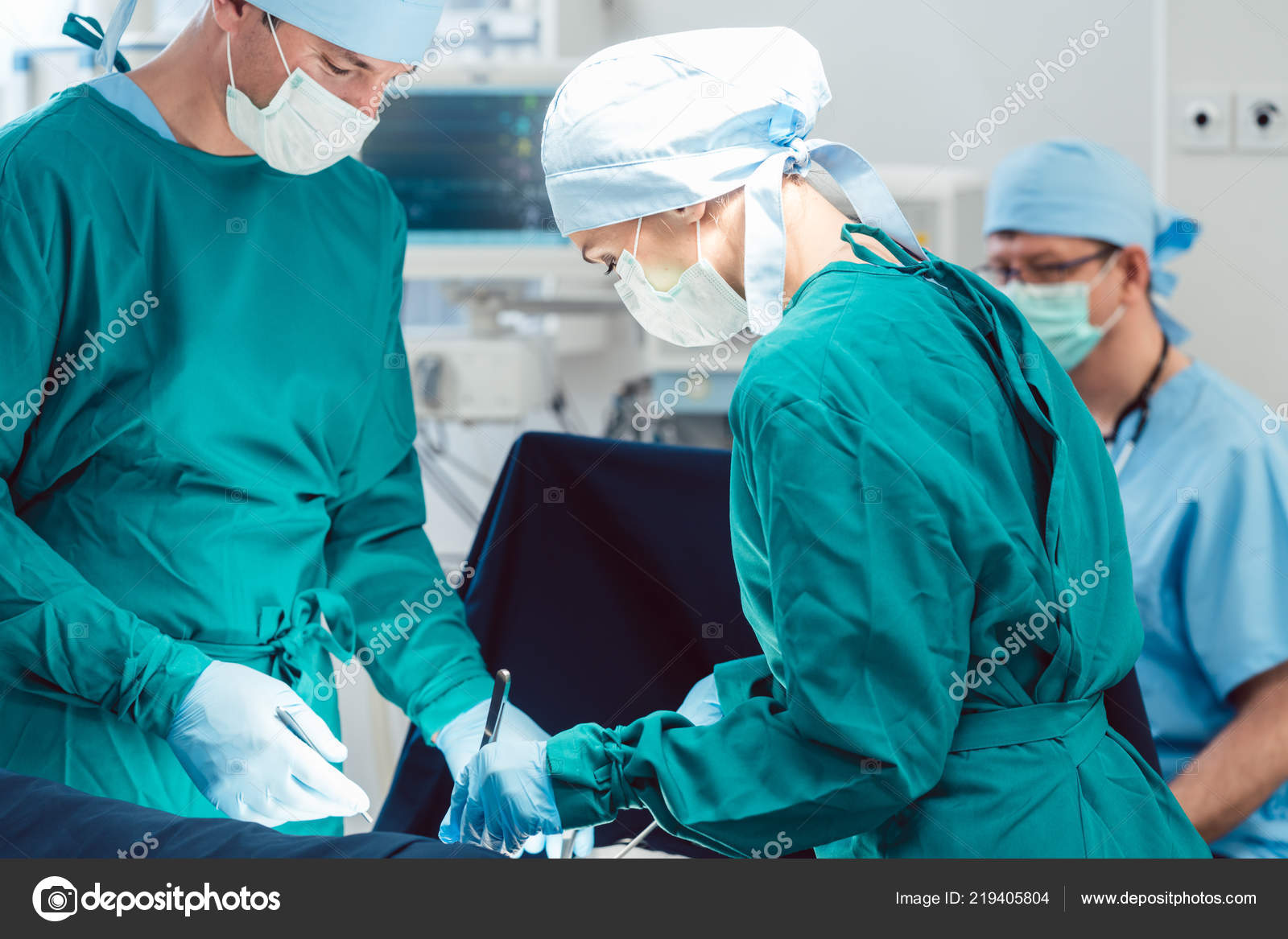 Doctors and surgeons operating patient in hospital Stock Photo by ...