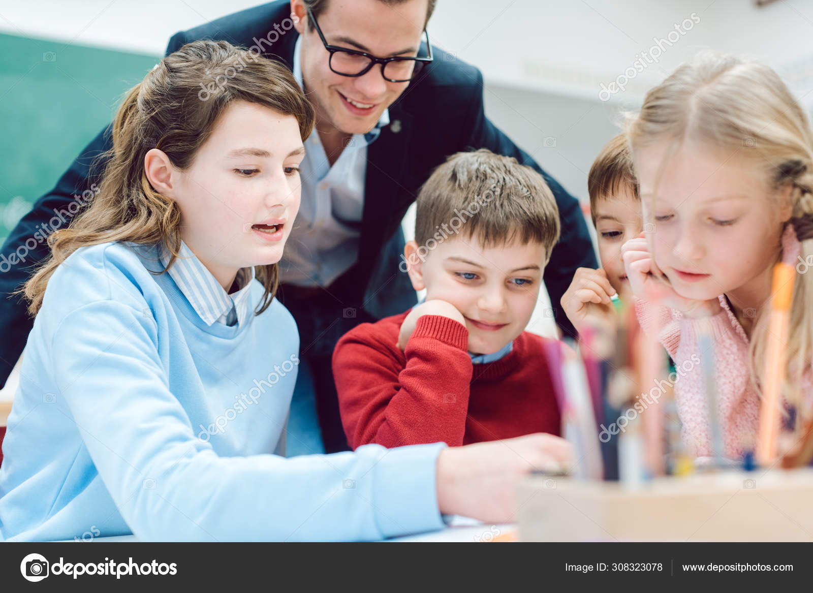Team session in school class with all students working together Stock ...