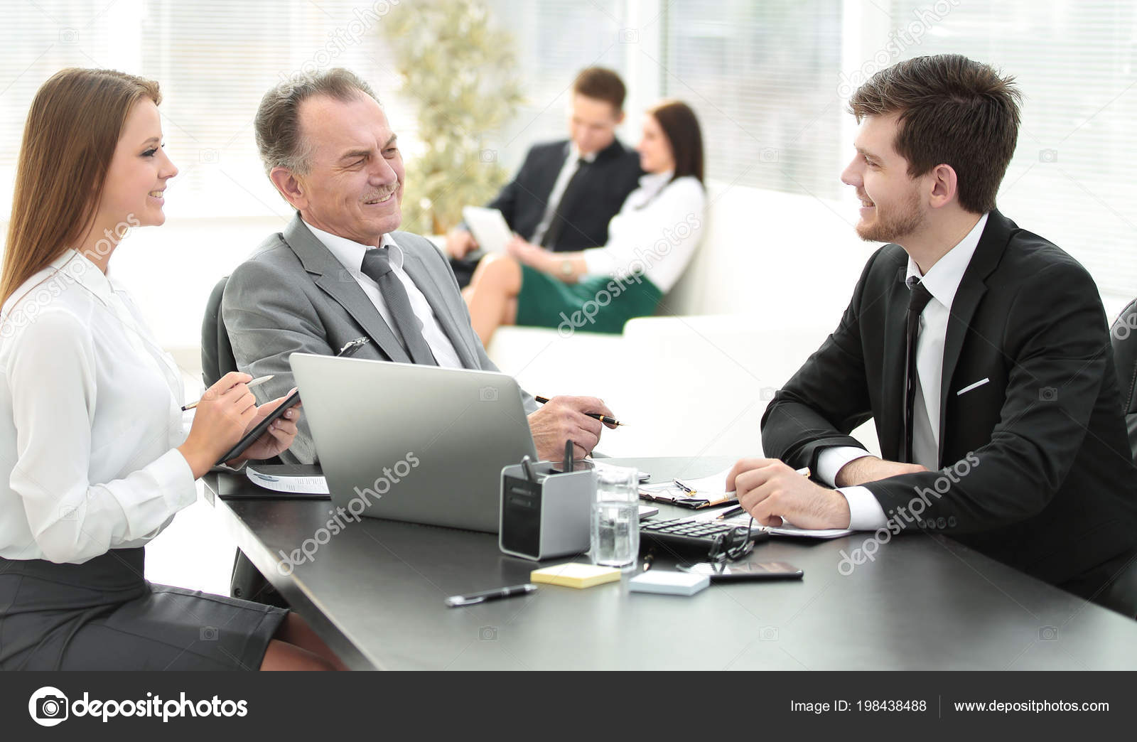 Cliente hablando con el personal en el escritorio en la oficina ...