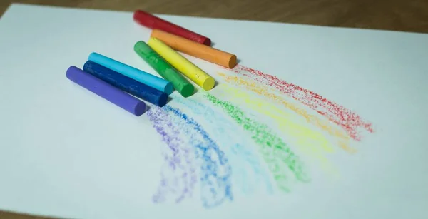 Niños jugando con lápices de colores fotos de stock, imágenes de Niños ...