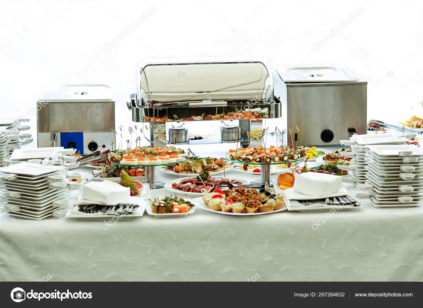 Plates and dishes on the handout table in the restaurant — Stock Photo ...