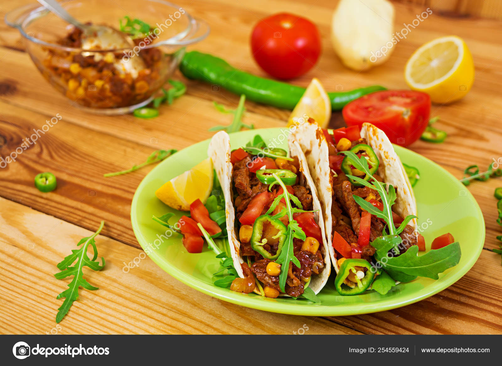 Tacos Mexicanos Con Carne Res Salsa Tomate — Foto de stock #254559424 ...