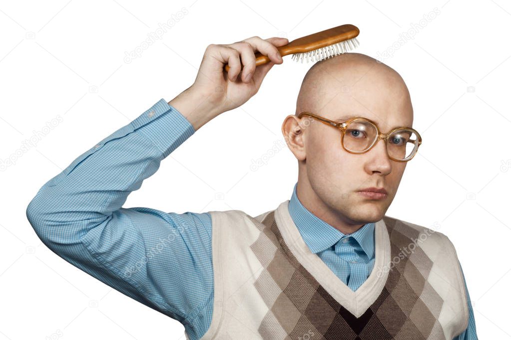 Retrato de un tipo calvo con una camisa azul sosteniendo un peine en ...