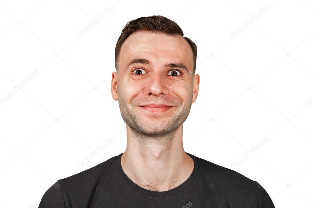 Divertida sonrisa de chico joven, aislado sobre fondo blanco. 2023