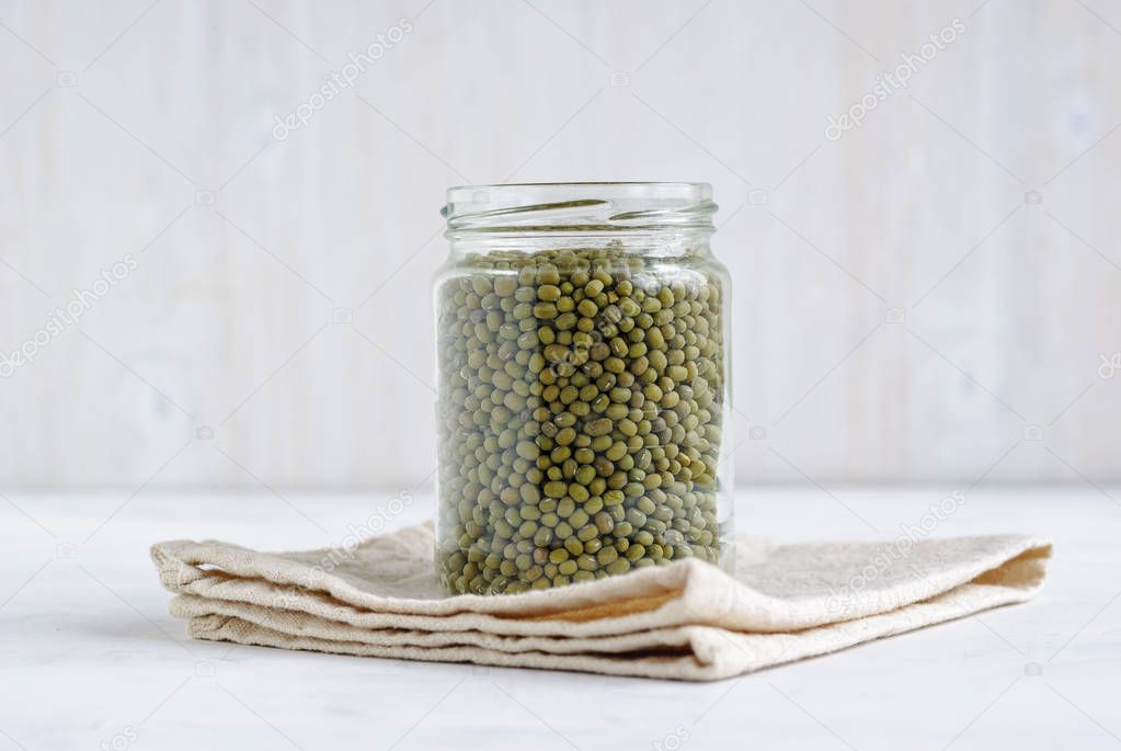 Tarro de almacenamiento de vidrio lleno de frijoles mung verdes secos ...