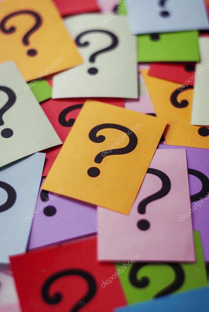 Tarjetas coloridas con signos de interrogación impresos 2023