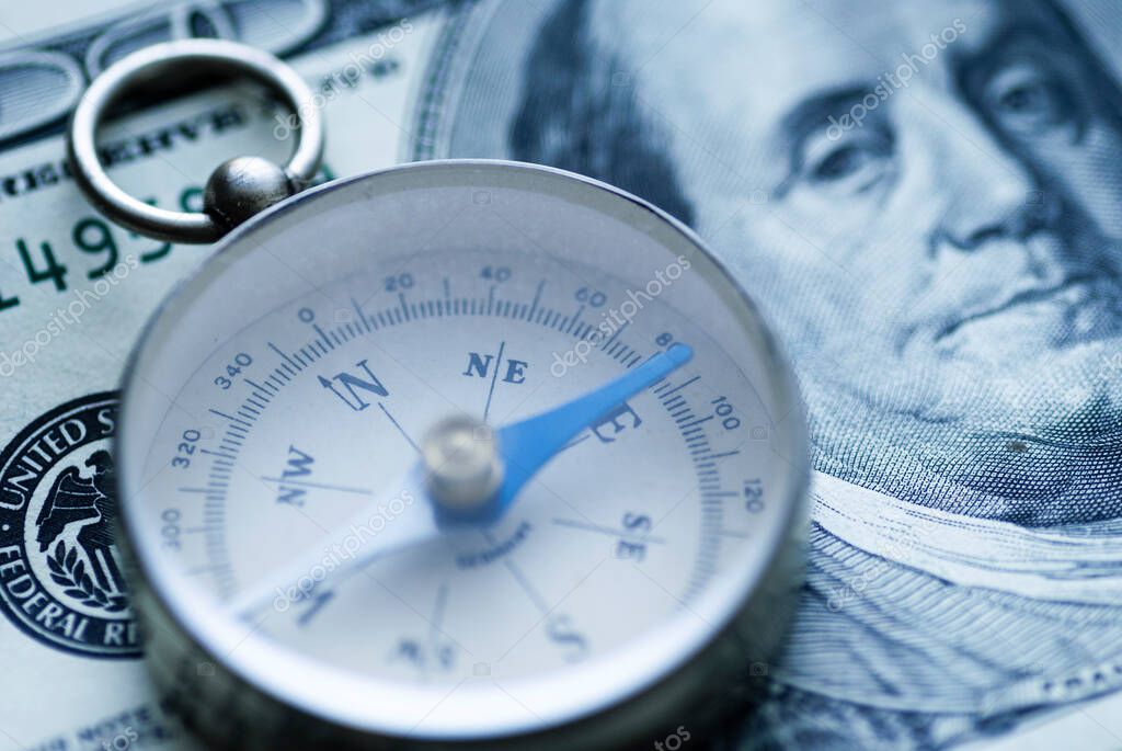 Pequeña brújula metálica que apunta hacia el este y que se encuentra en ...