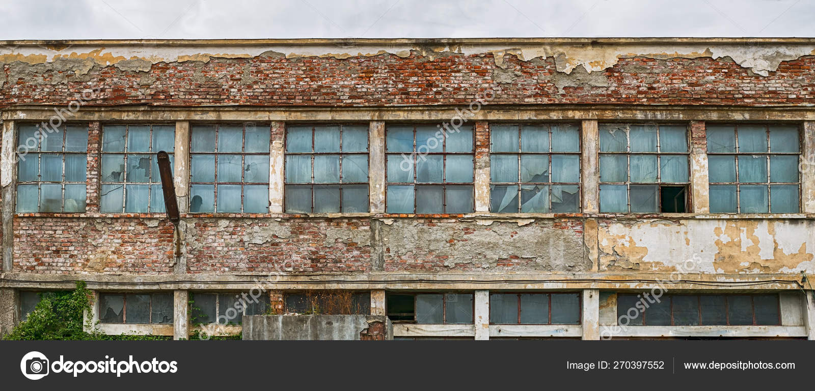 Almacén de fábrica abandonado con ventanas rotas: fotografía de stock ...