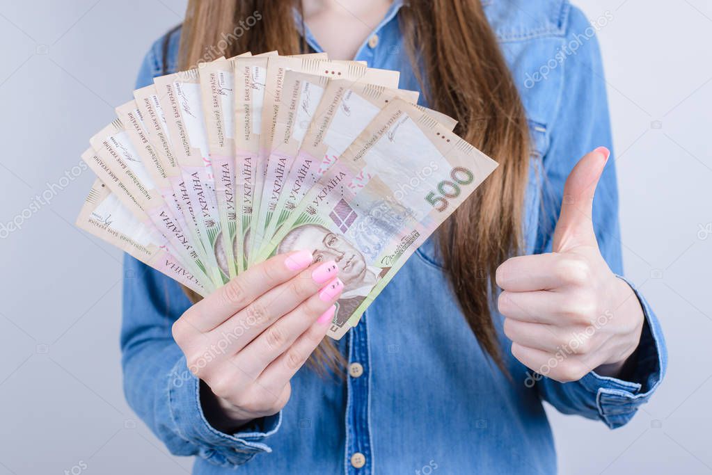 Foto de primer plano recortado de contento satisfecho alegre alegre ...