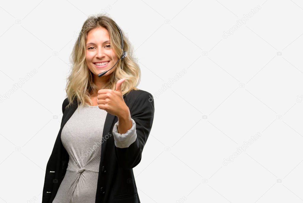 Mujer joven operadora de call center sonriendo ampliamente mostrando ...