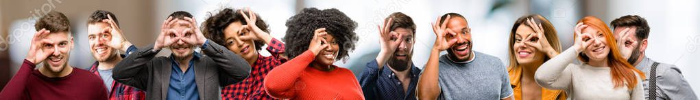 Grupo de personas mirando la cámara a través de los dedos en buen gesto ...