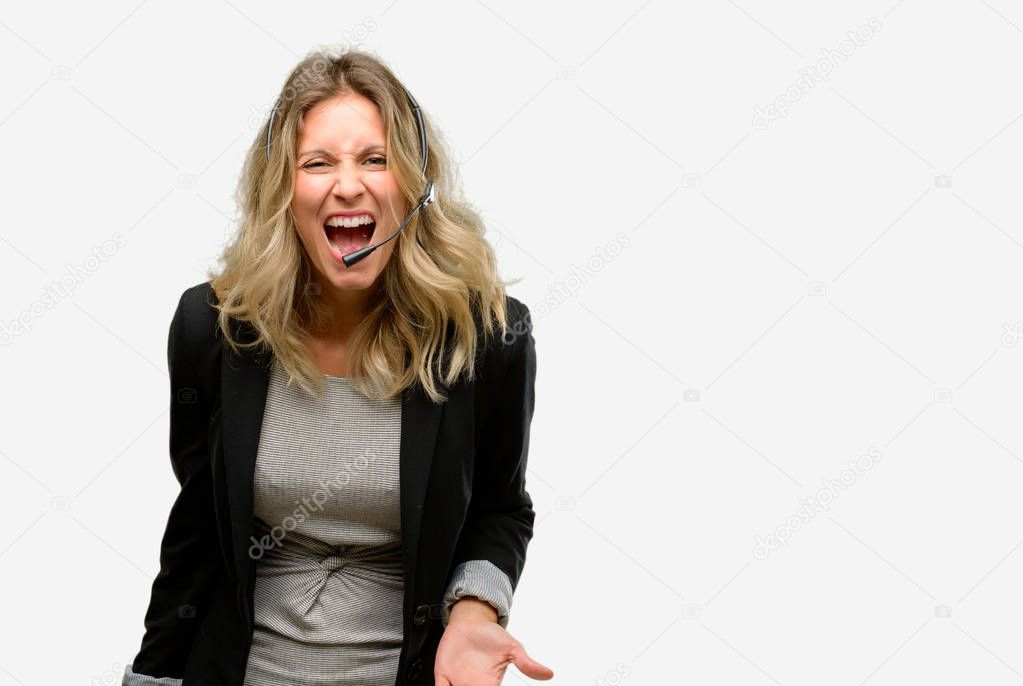 Mujer joven operadora de call center estresante, aterrorizada por el ...