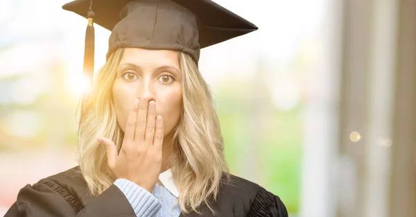 Chica graduada pensando fotos de stock, imágenes de Chica graduada ...