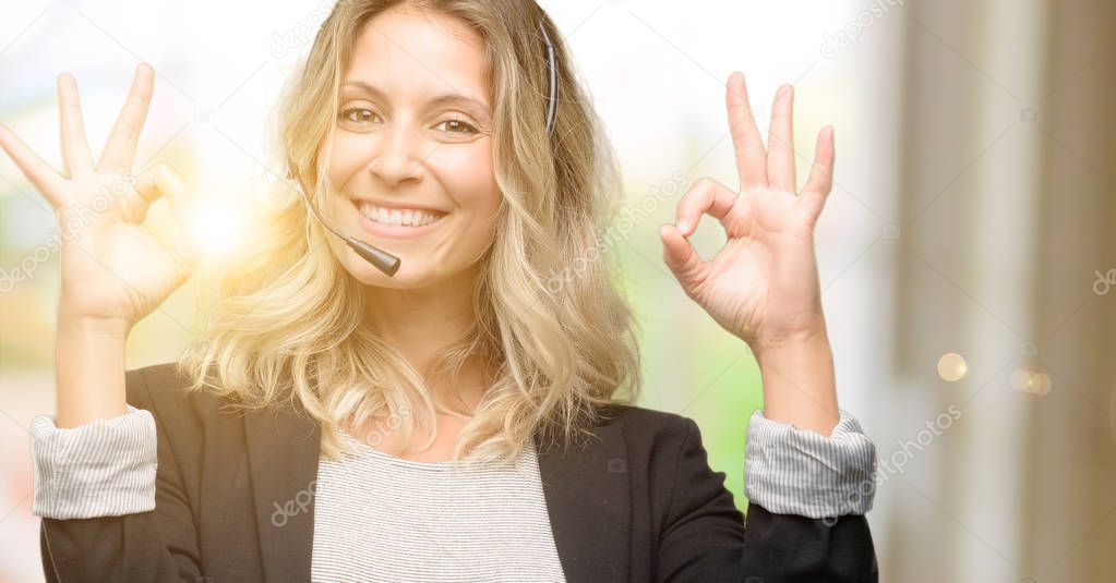 Mujer joven operadora de call center haciendo gesto de señal aceptable ...