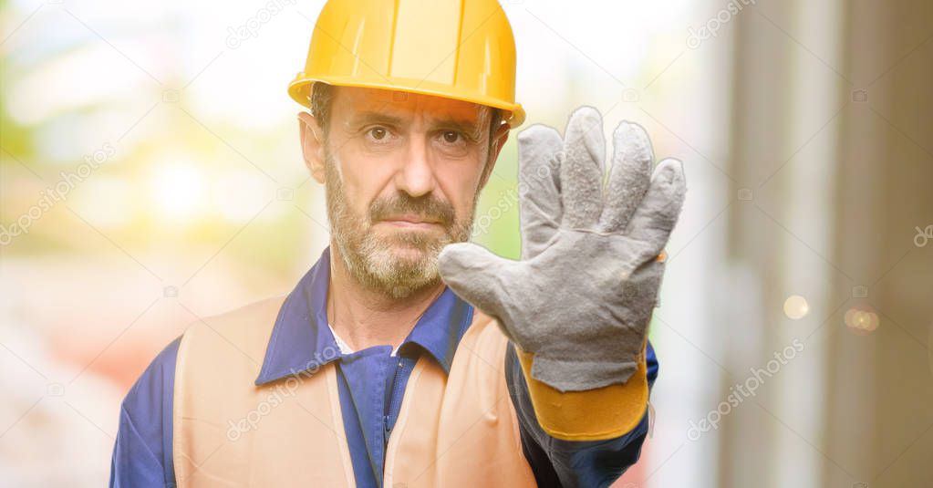 Ingeniero senior, trabajador de la construcción molesto con mala ...