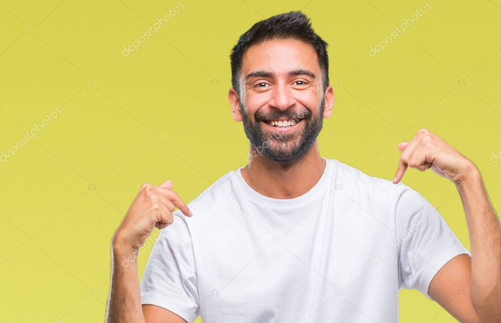 Hombre hispano adulto sobre fondo aislado mirando confiado con sonrisa ...