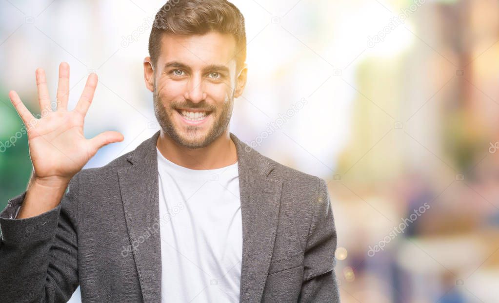 Joven hombre de negocios guapo sobre fondo aislado mostrando y ...