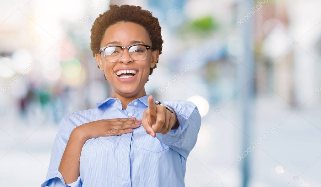 Joven mujer de negocios afroamericana hermosa sobre fondo aislado riéndose de ti, señalando a la ...
