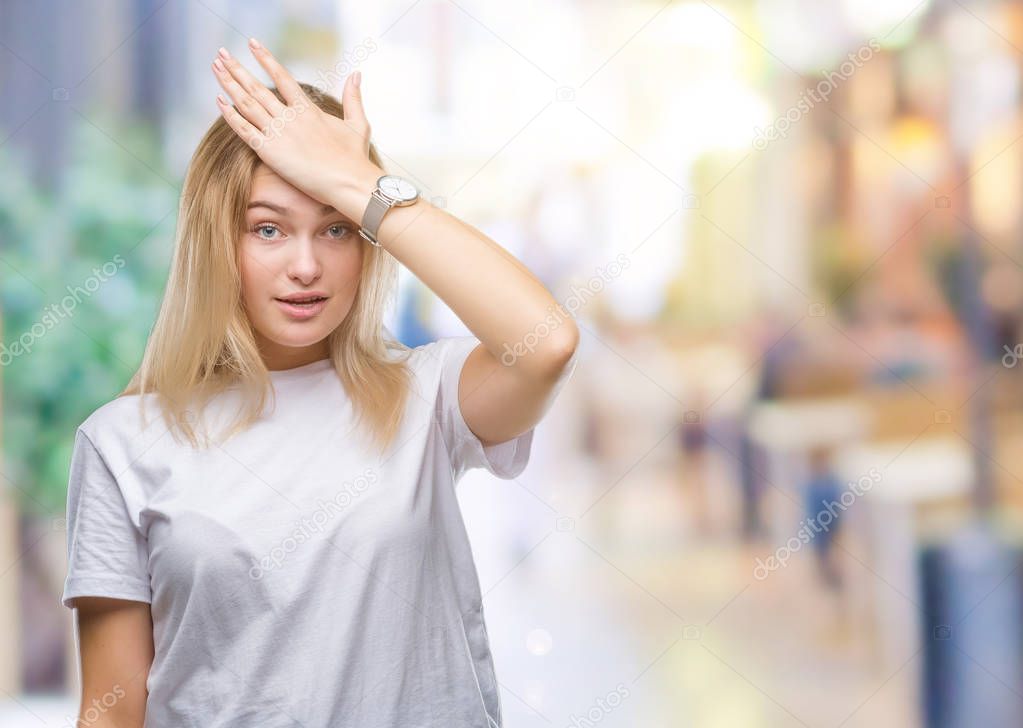 Joven mujer cauc sica sobre fondo aislado sorprendido con la mano en la cabeza por error ...