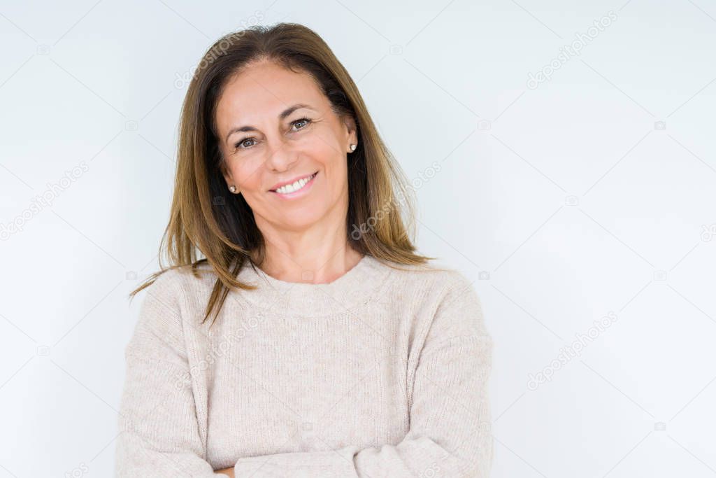 Hermosa mujer de mediana edad sobre fondo aislado cara feliz sonriendo con los brazos cruzados ...