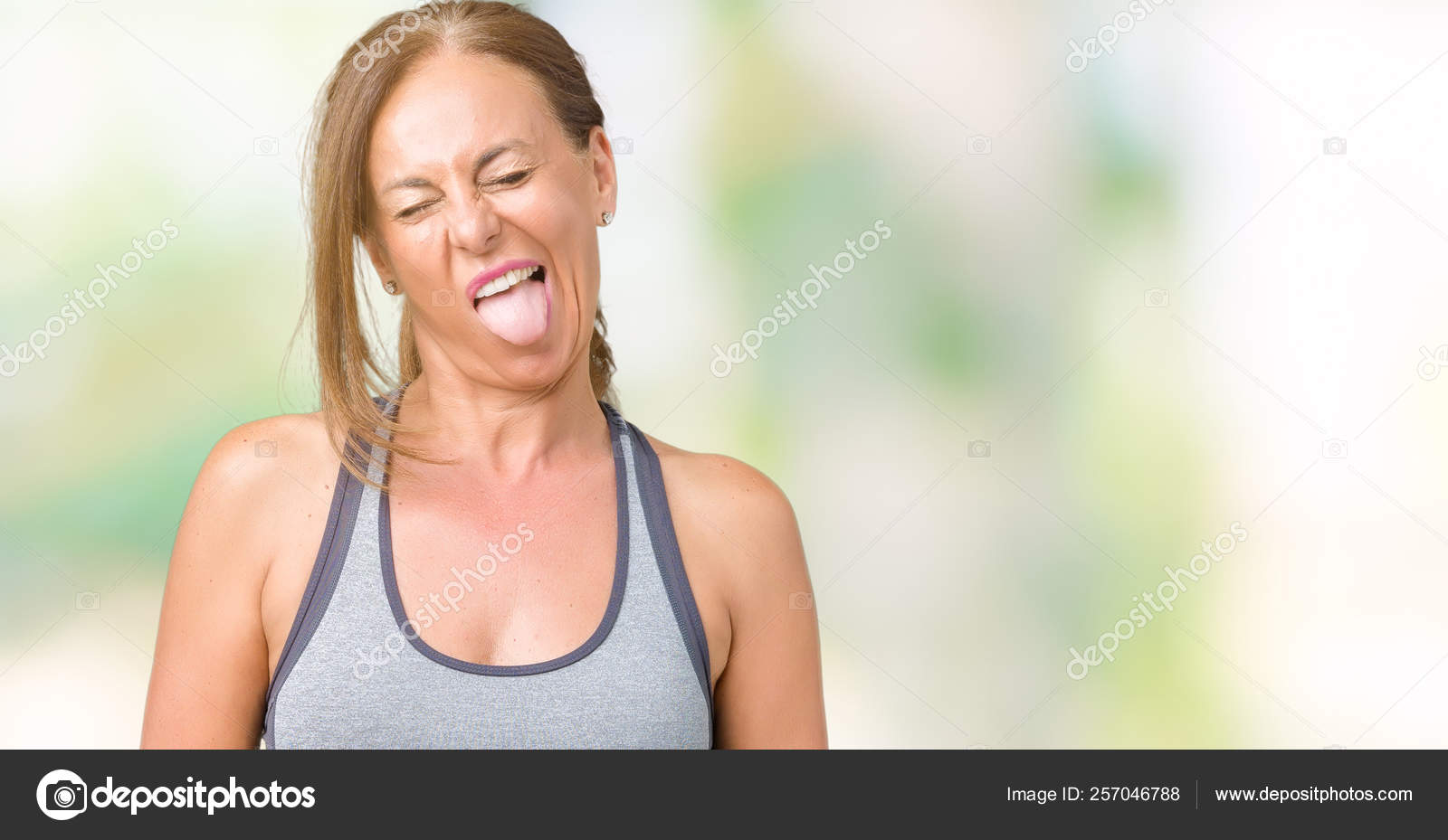 Hermosa Mujer Mediana Edad Con Ropa Deportiva Sobre Fondo Aislado — Foto de stock #257046788 ...