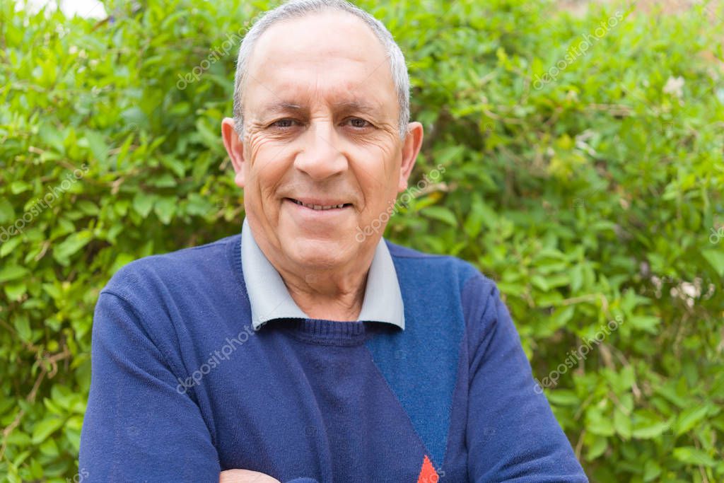 Guapo hombre mayor de mediana edad sonriendo alegre, feliz y positivo ...