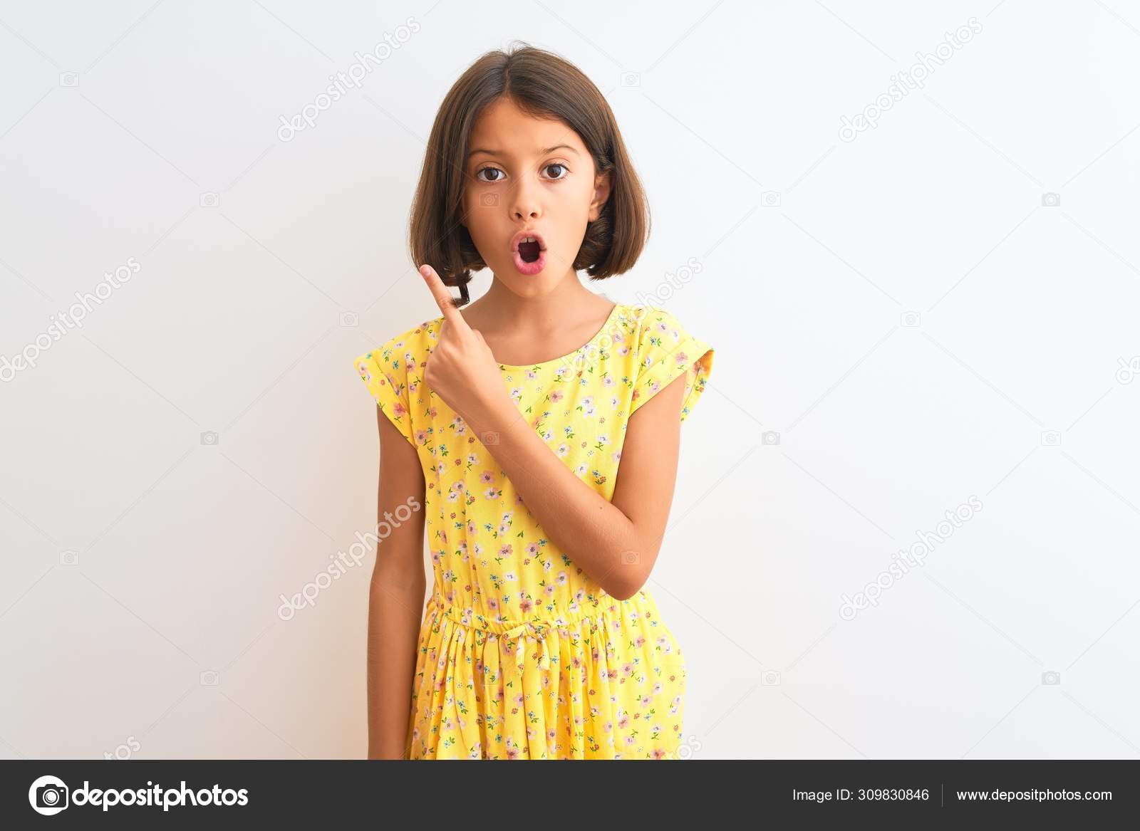 Joven Niña Hermosa Vistiendo Vestido Floral Amarillo Pie Sobre Fondo: fotografía de stock ...