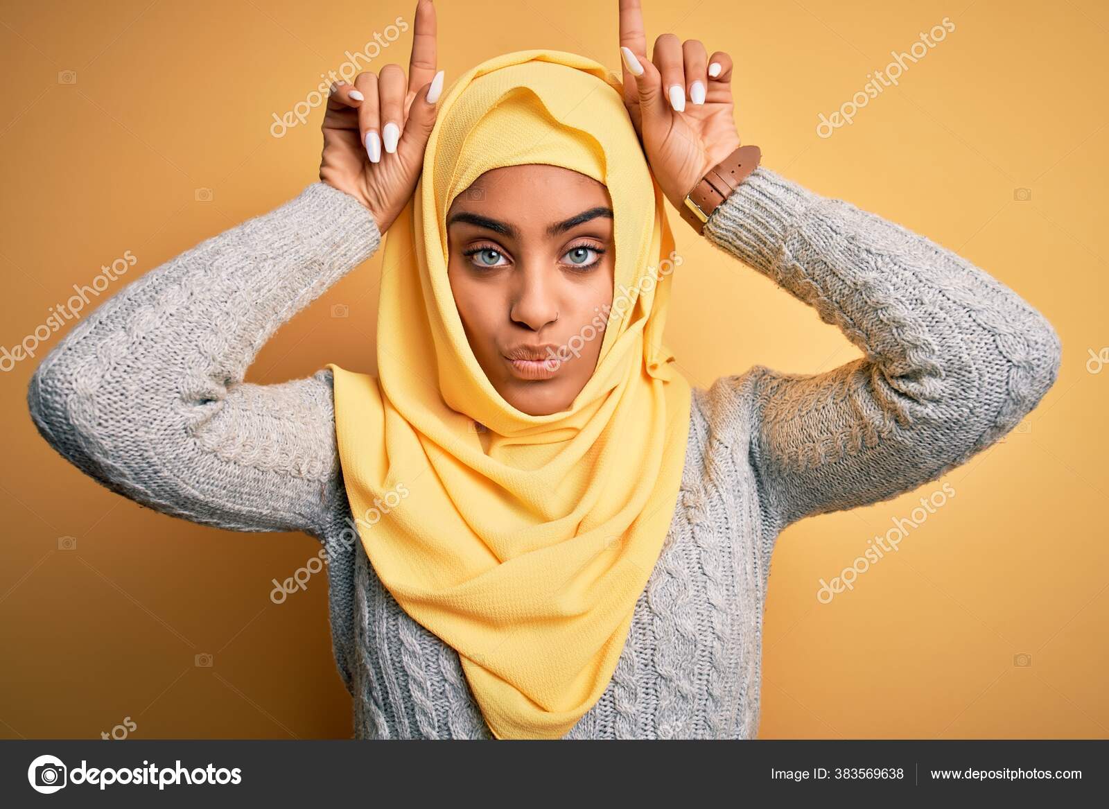 Joven Chica Afroamericana Hermosa Usando Hijab Musulmán Sobre Fondo Amarillo — Foto de stock ...