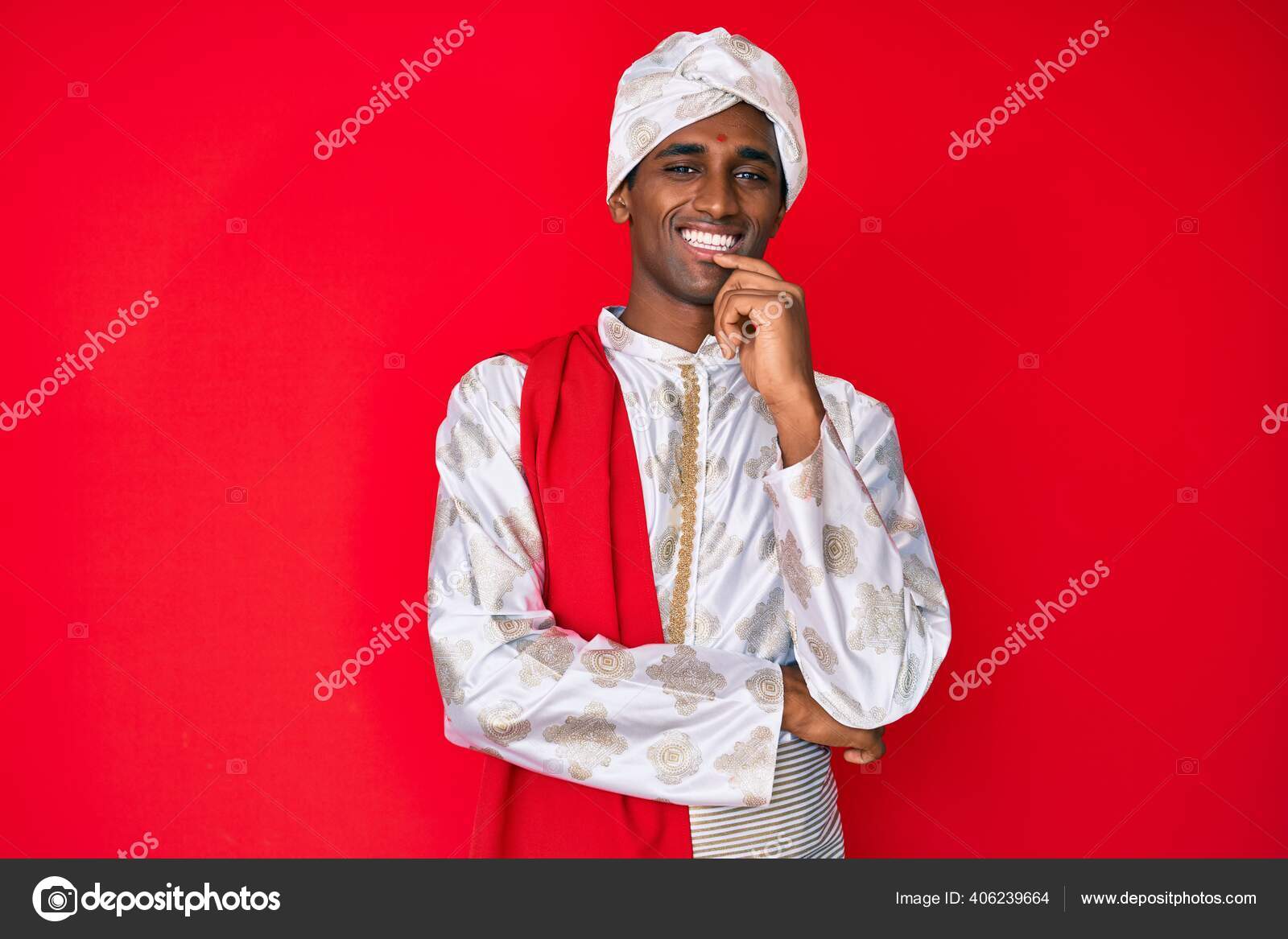 Hombre Indio Guapo Con Ropa Saree Sherwani Tradición Mirando Con — Foto ...