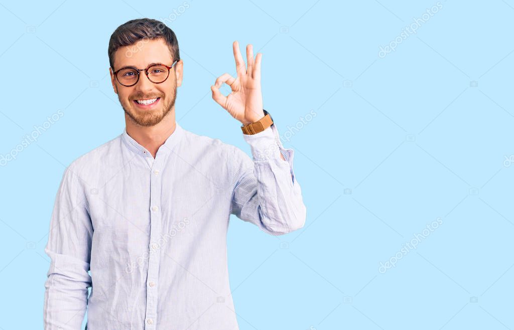 Joven guapo con oso vistiendo elegante camisa de negocios y gafas ...