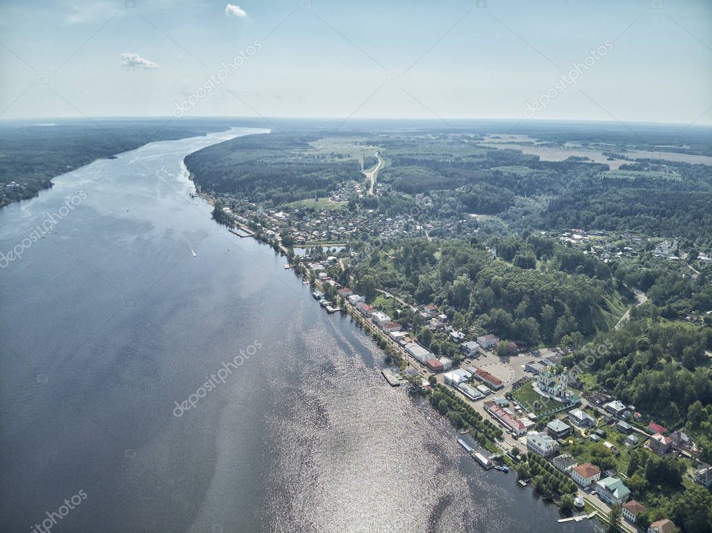 Una vista del río Volga desde la Montaña Levitana en los Plyos de otoño ...