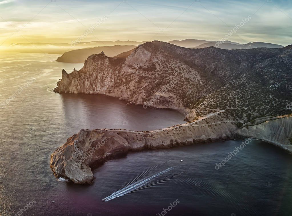 Puesta de sol cerca del pueblo Novyi Svit (Nueva luz). El distrito De ...