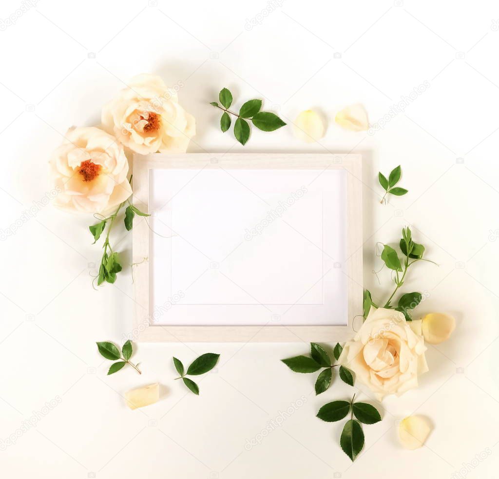 Fondo de flores. Hermoso ramo de rosas de color crema pálido y marco se ...