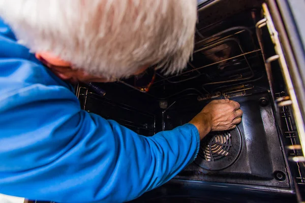 Oven repair Stock Photos, Royalty Free Oven repair Images | Depositphotos