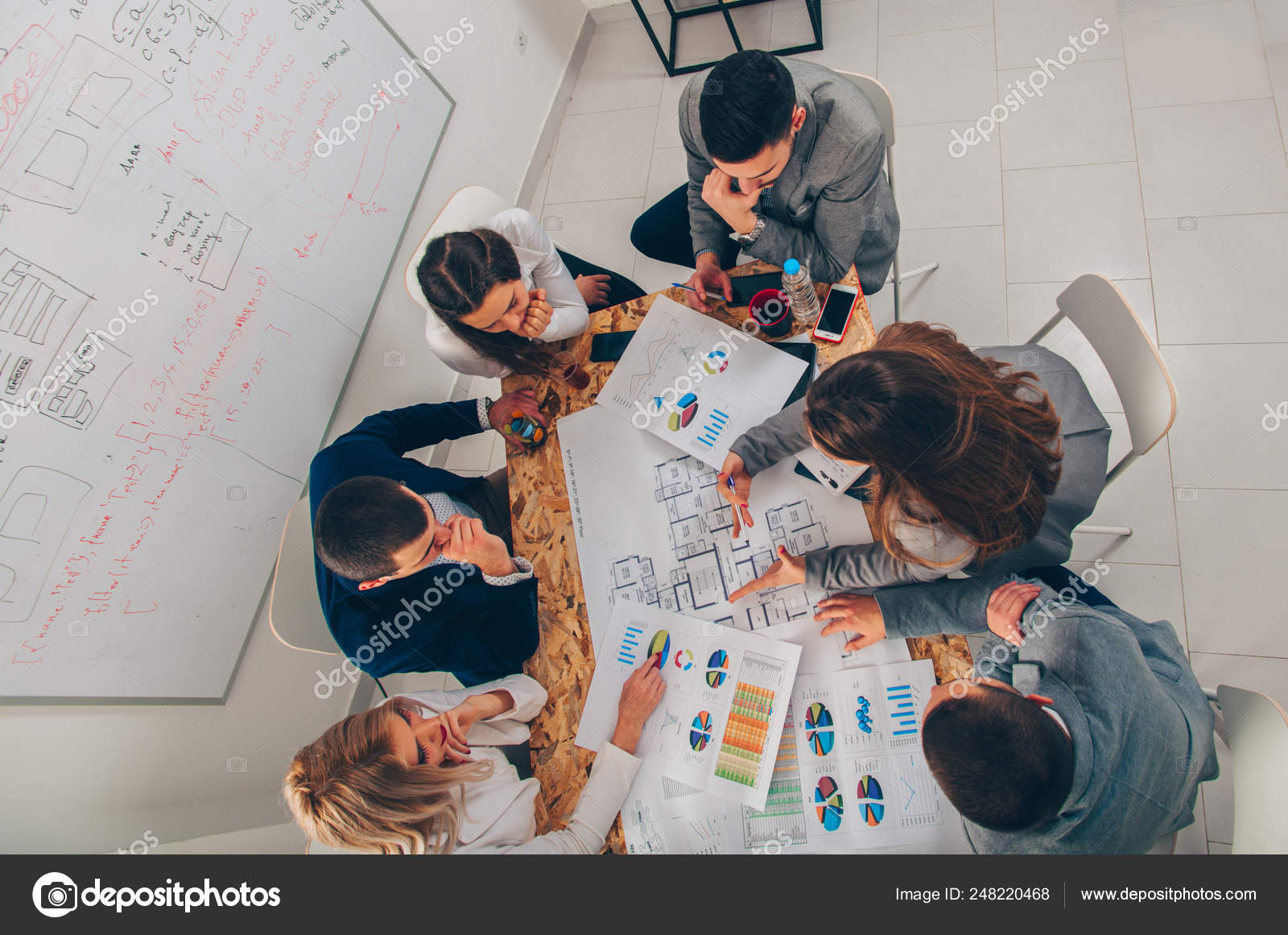Grupo Personas Están Colaborando Torno Los Diagramas Oficina — Foto de ...
