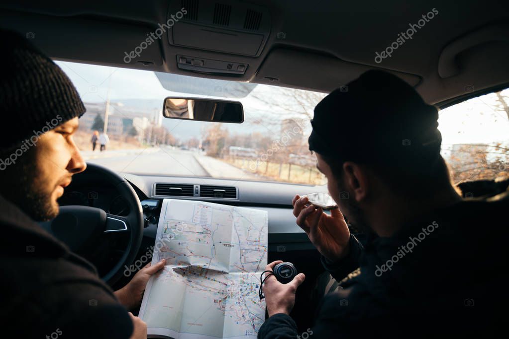 Ladrones de bancos, planeando su próximo golpe mientras sostienen un ...