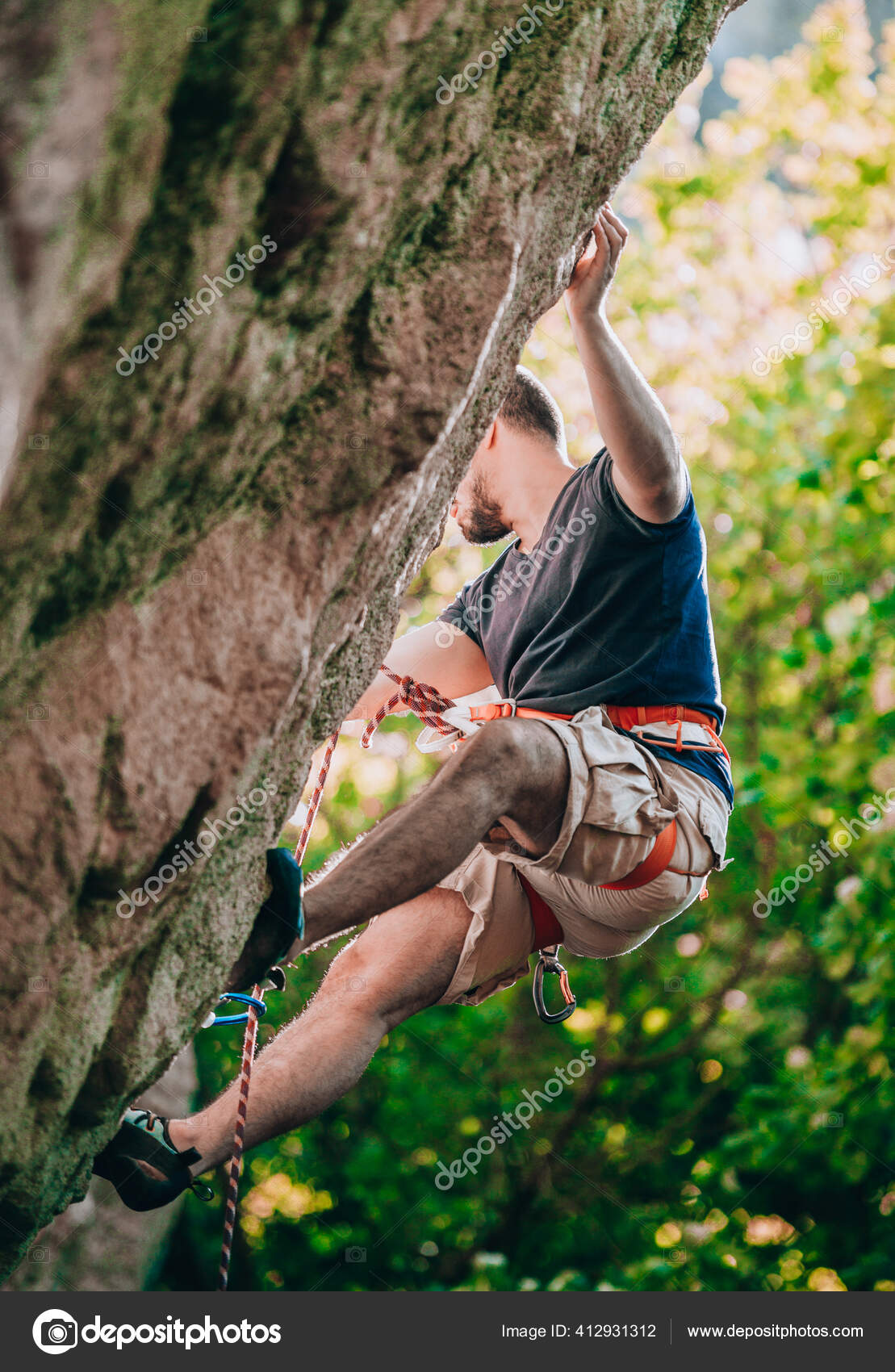 Valiente Confiado Escalador Roca Hace Movimiento Duro Derrota Escalada ...