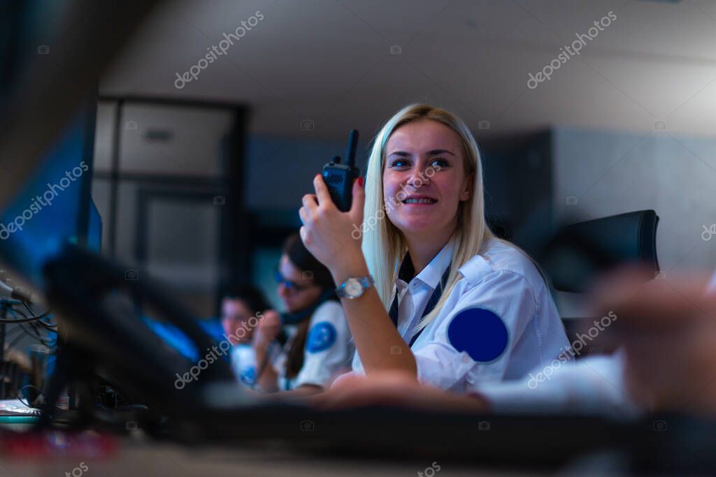 Felices colegas del operador del centro de datos de seguridad ...