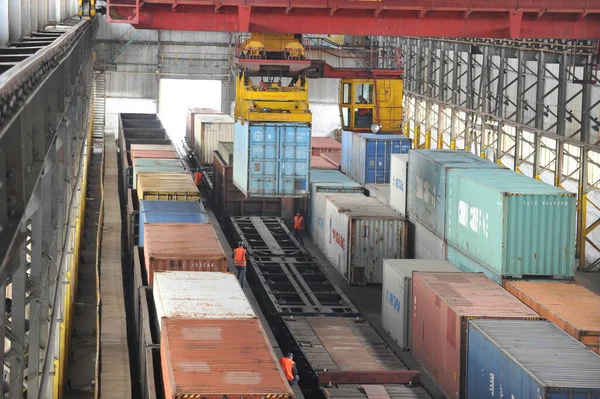 Unloading of containers Stock Photos, Royalty Free Unloading of ...