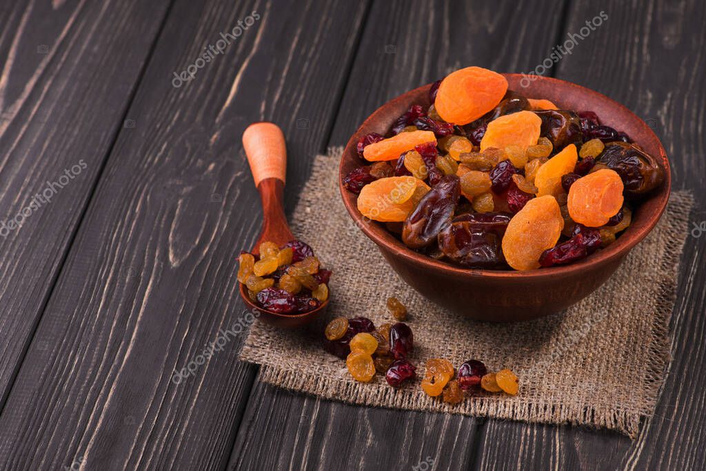 Mezcla de frutos secos en tazón de barro. antecedentes alimentarios ...