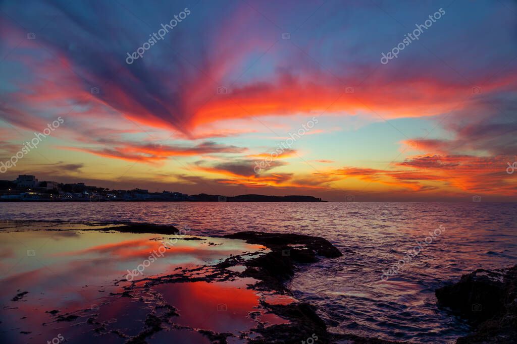 Hermoso paisaje de un cielo increíble puesta de sol sobre la playa ...