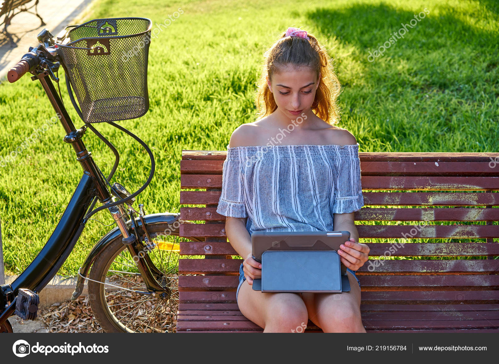Chica Sentada Banco Del Parque Jugando Con Tableta Bicicleta