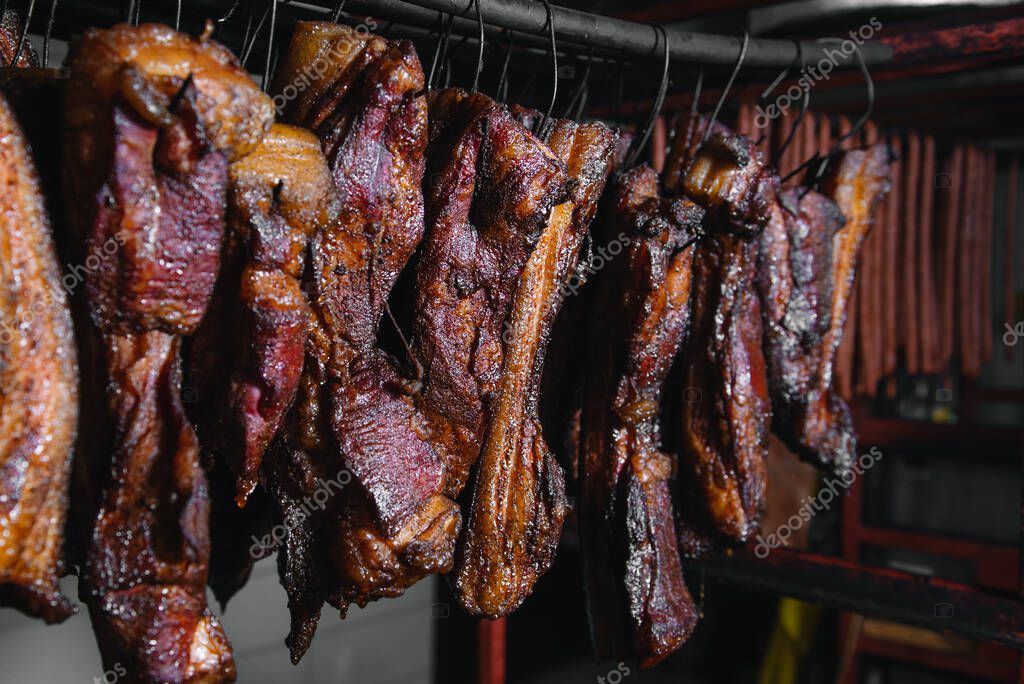 Carne ahumada tradicional ahumada. Composición de embutidos ahumados ...