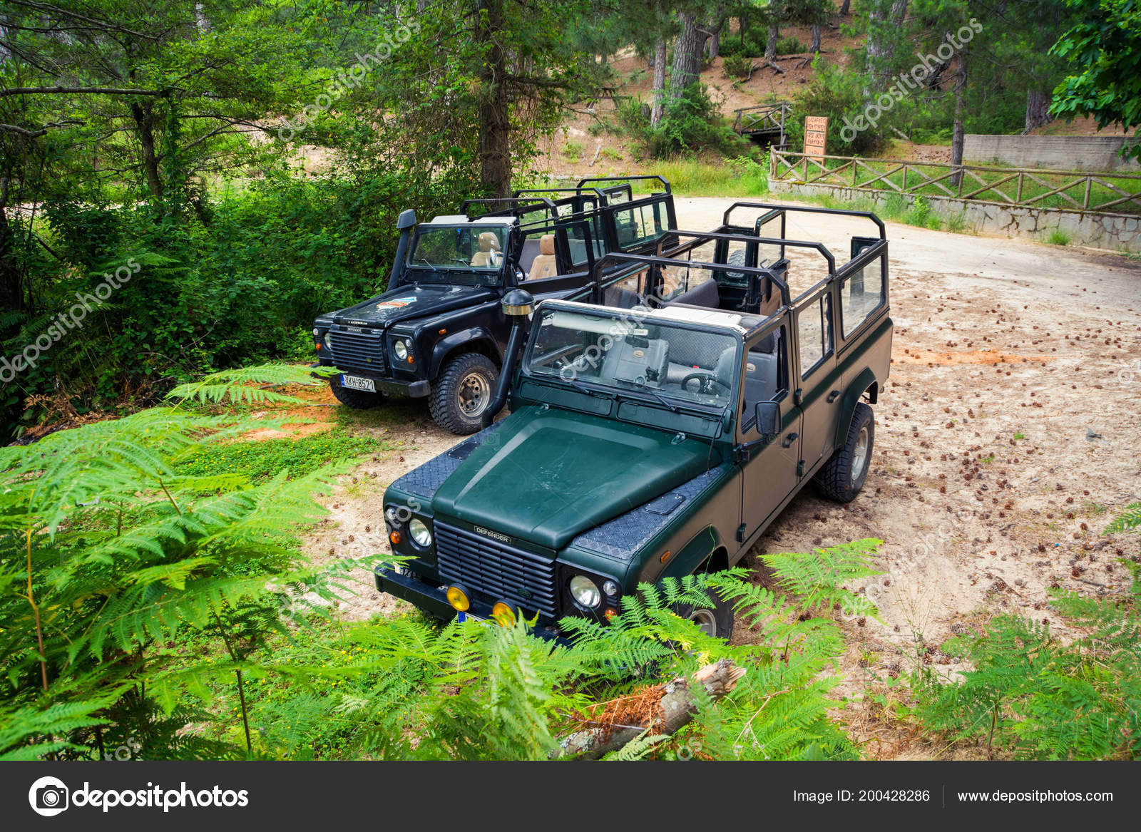 Land Rover Defender 110 Suv Sithonia Grecia 2014 — Foto editorial de ...
