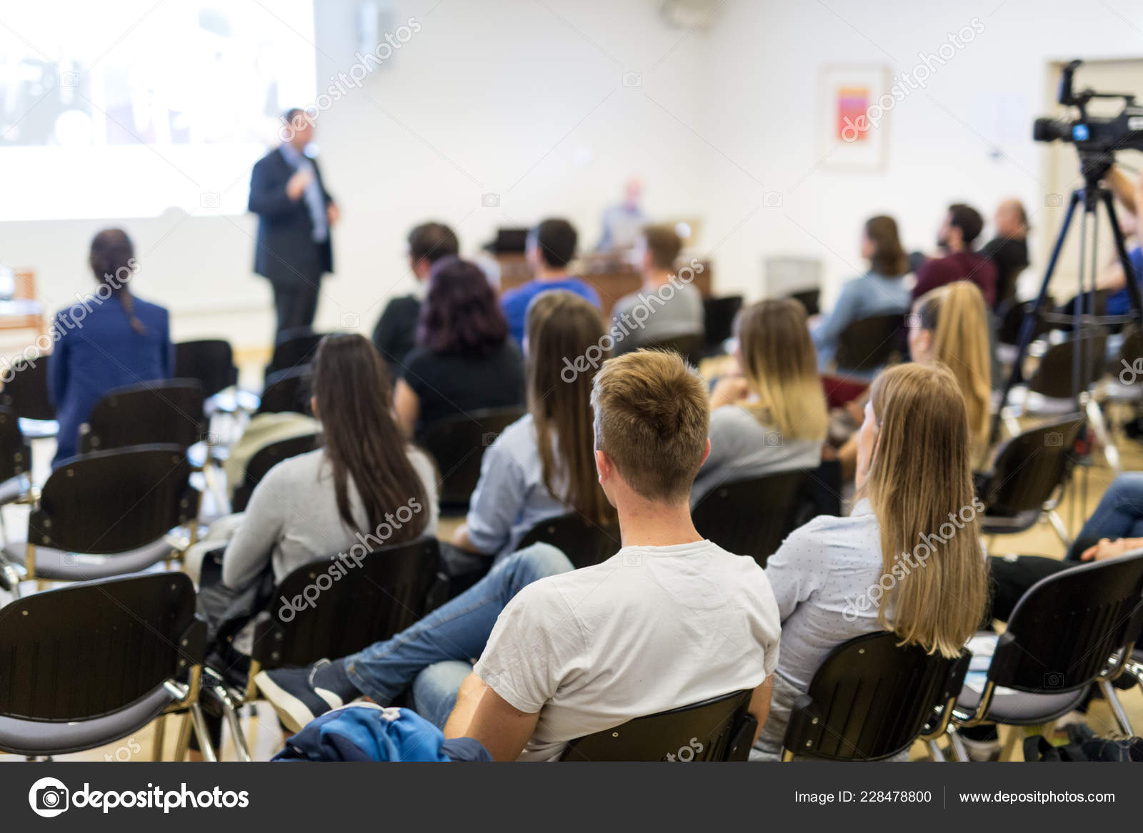 Professor lecturing in lecture hall at university. – Stock Editorial ...